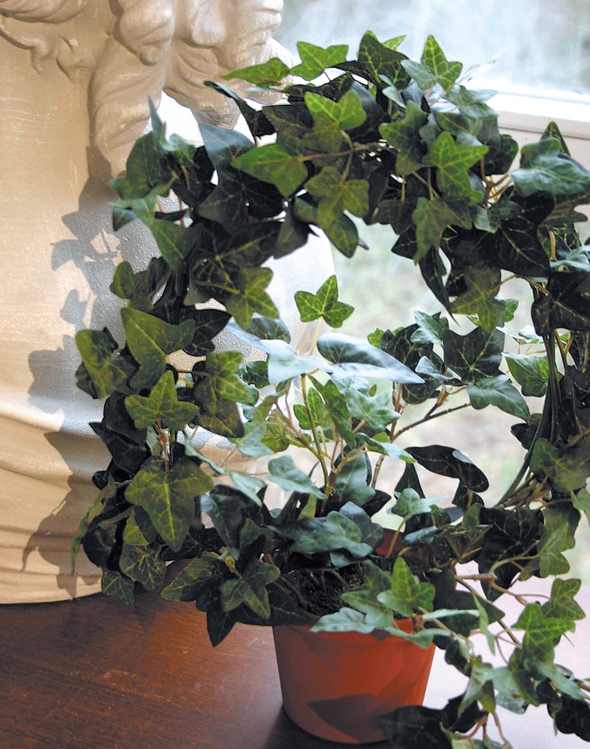 Künstlicher Efeukranz, getopft, Ø 28 cm (gesamt 38 cm), grün